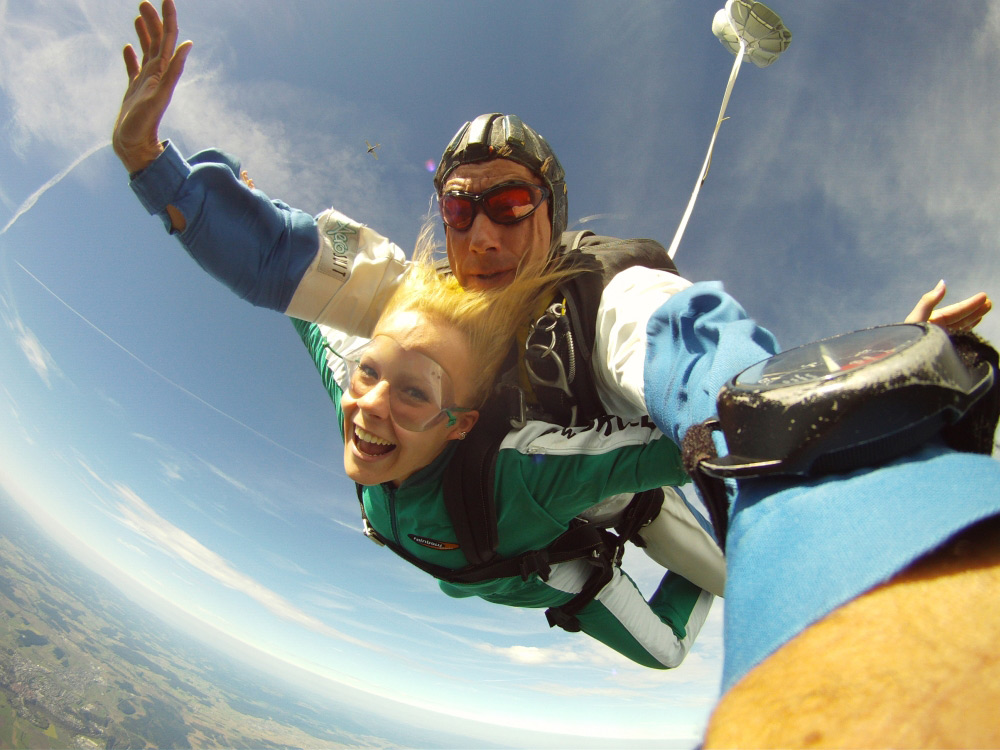 Tandemsprung: Die Bilder vom Tandemspringen, alle Bildaufnahmen von sky ...