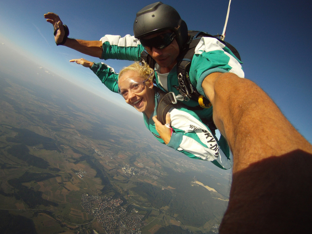 Tandemsprung: Die Bilder vom Tandemspringen, alle Bildaufnahmen von sky ...