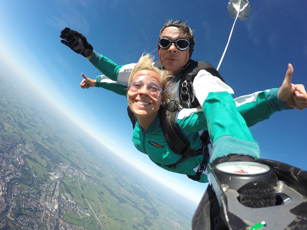 Tandemsprung: Die Bilder vom Tandemspringen, alle Bildaufnahmen von sky ...