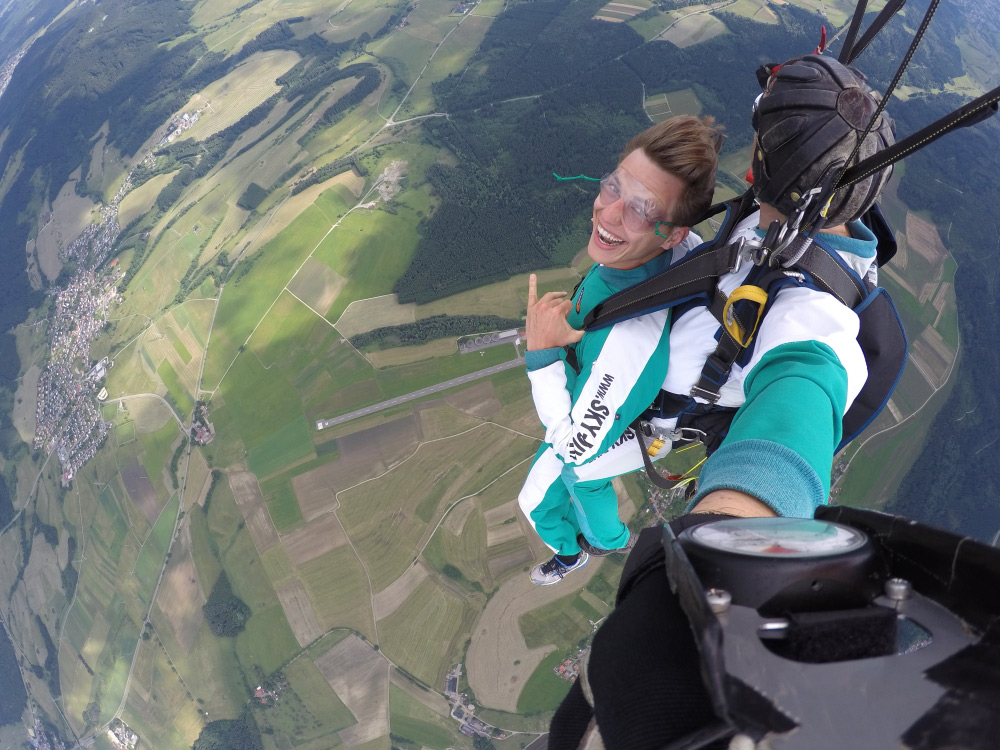 Tandemsprung: Die Bilder vom Tandemspringen, alle Bildaufnahmen von sky ...