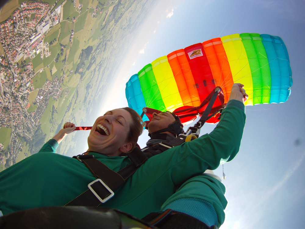 Tandemsprung: Die Bilder vom Tandemspringen, alle Bildaufnahmen von sky ...