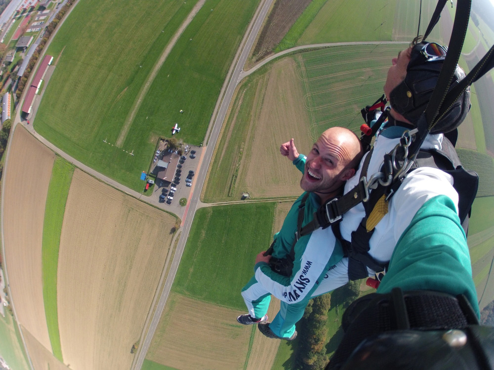 Tandemsprung: Die Bilder vom Tandemspringen, alle Bildaufnahmen von sky ...