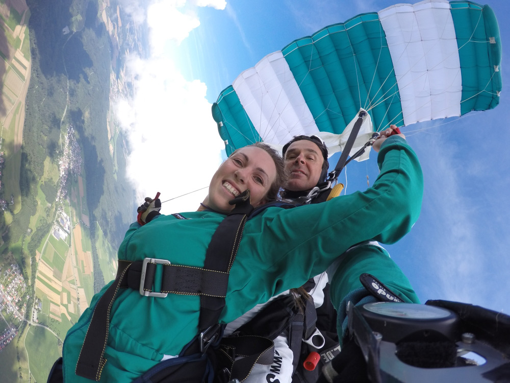 Tandemsprung: Die Bilder vom Tandemspringen, alle Bildaufnahmen von sky ...