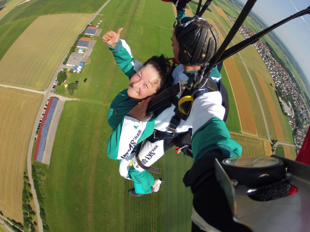 Tandemsprung: Die Bilder vom Tandemspringen, alle Bildaufnahmen von sky ...